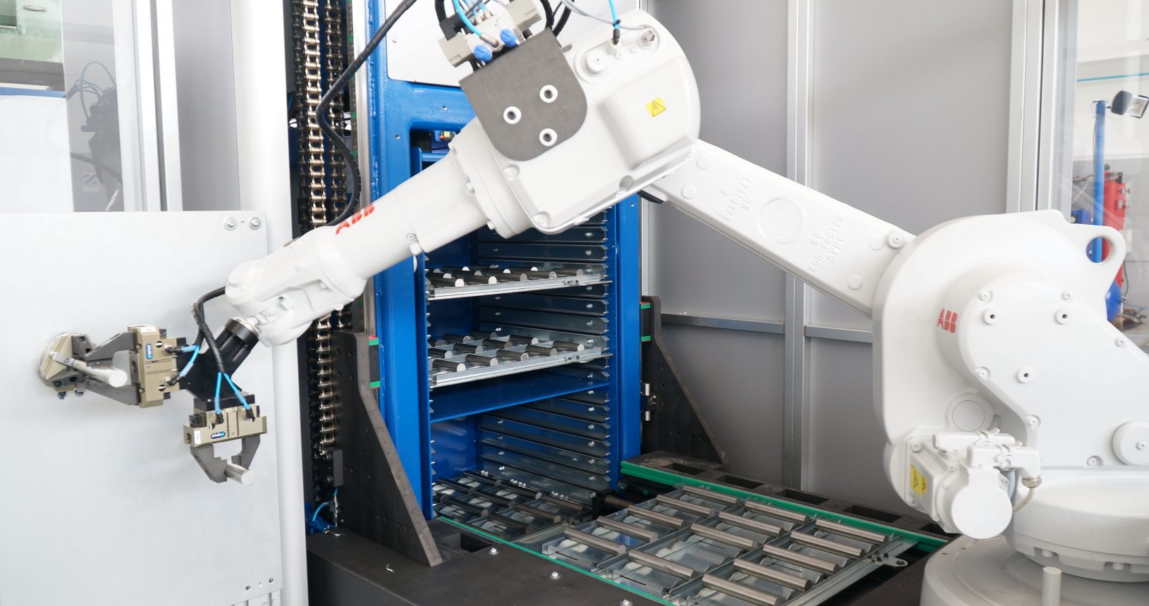 DRAWER 4020 carico/scarico su macchine CNC con robot antropomorfo